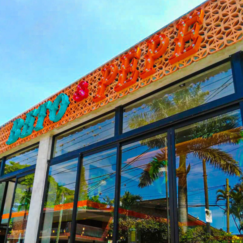 Anuncios y letras luminosas. Tulum, Playa del Carmen, Cancún